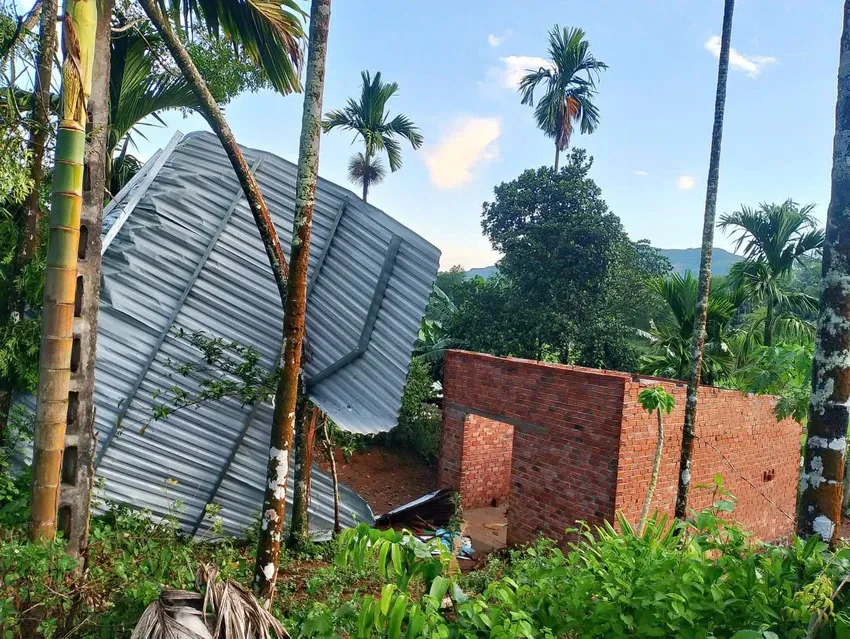Tornados arrancaram os telhados de mais de 70 casas em Quang Ngai.