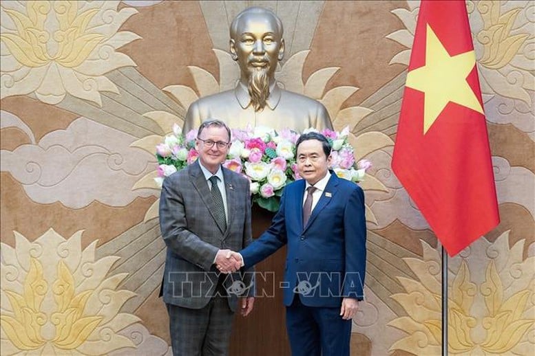 Le président de l'Assemblée nationale, Tran Thanh Man, reçoit le vice ...