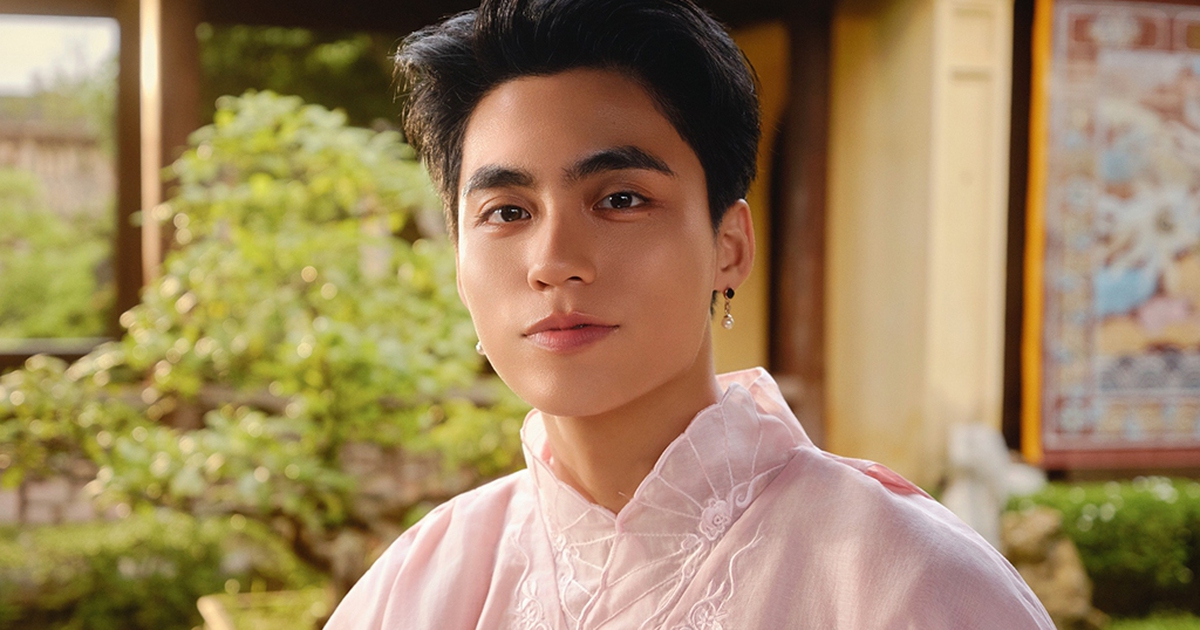 Singer Mono plays the role of a 'Poetic and Literary Gentleman'.