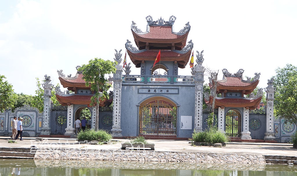 Don Ca - Phan Ba Vanh, commemorating the peasant leader.