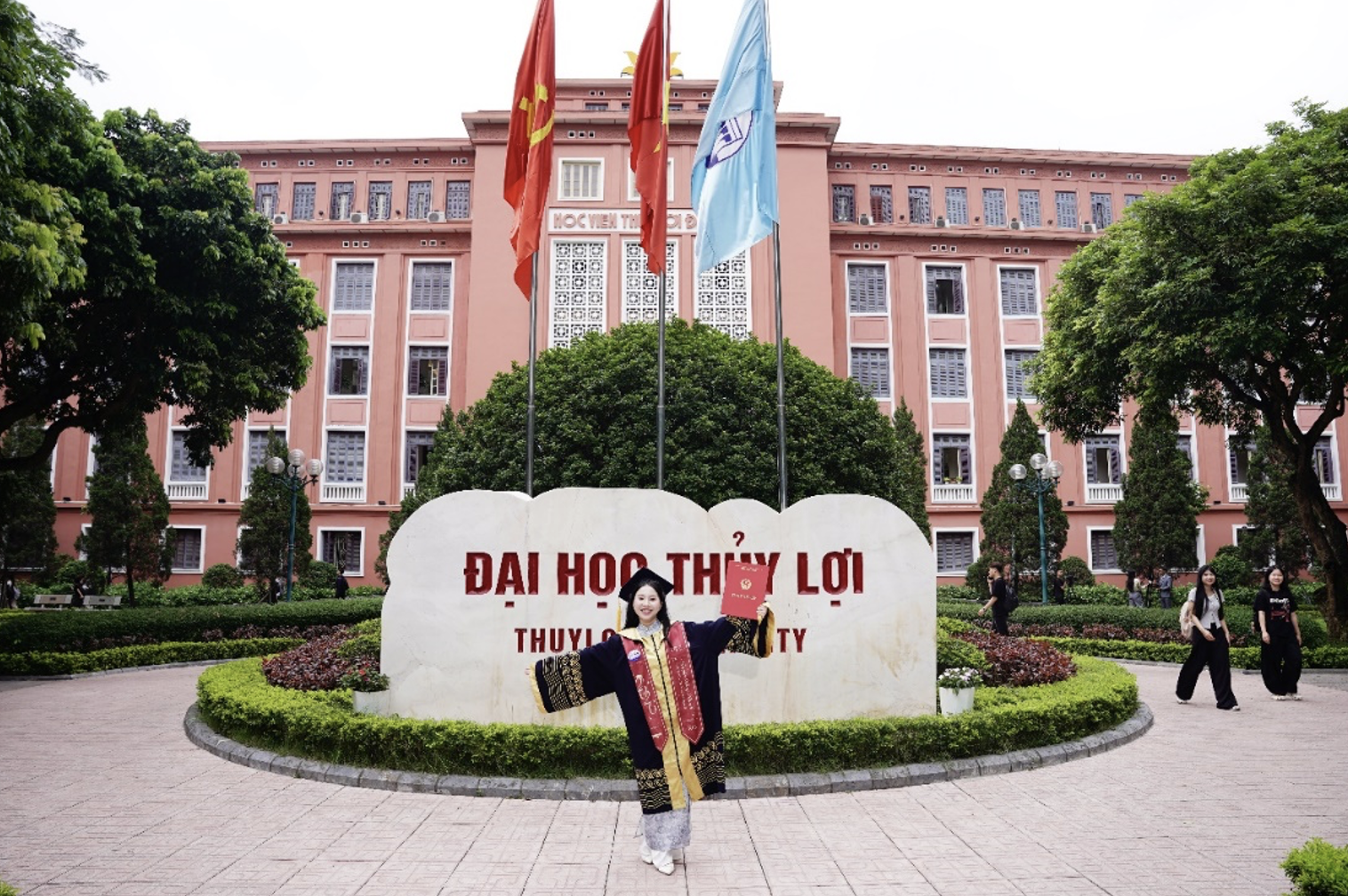 A pretty, top-performing female student who completed a Master's ...