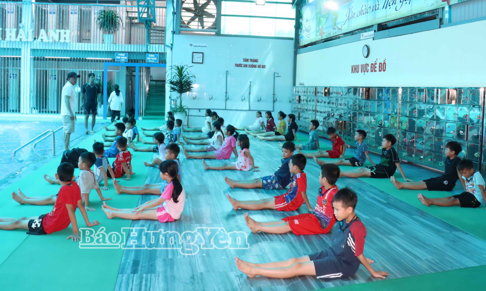 Đoàn Thanh niên xã Đông Hưng: Khai mạc lớp dạy bơi miễn phí cho trẻ em