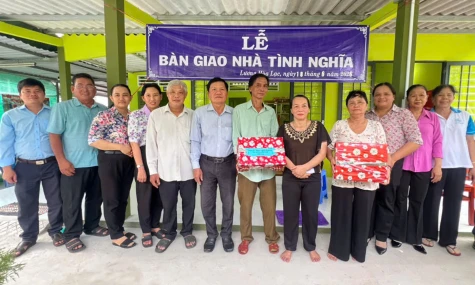 Comuna de Luong Hoa Lac: Reparação e entrega de uma casa de gratidão ao ...