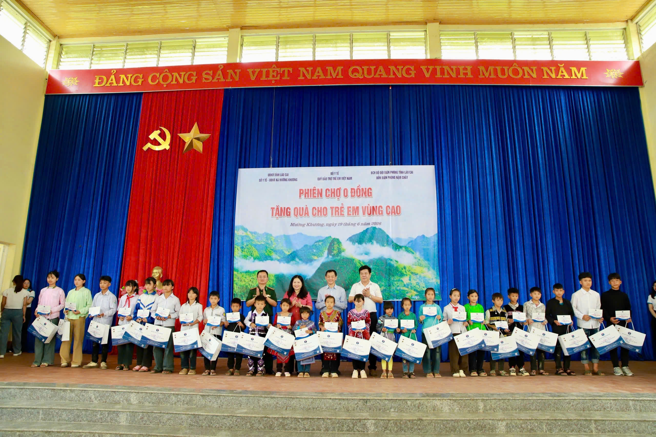 "Zero-Cost Market" for underprivileged children in Muong Khuong commune.