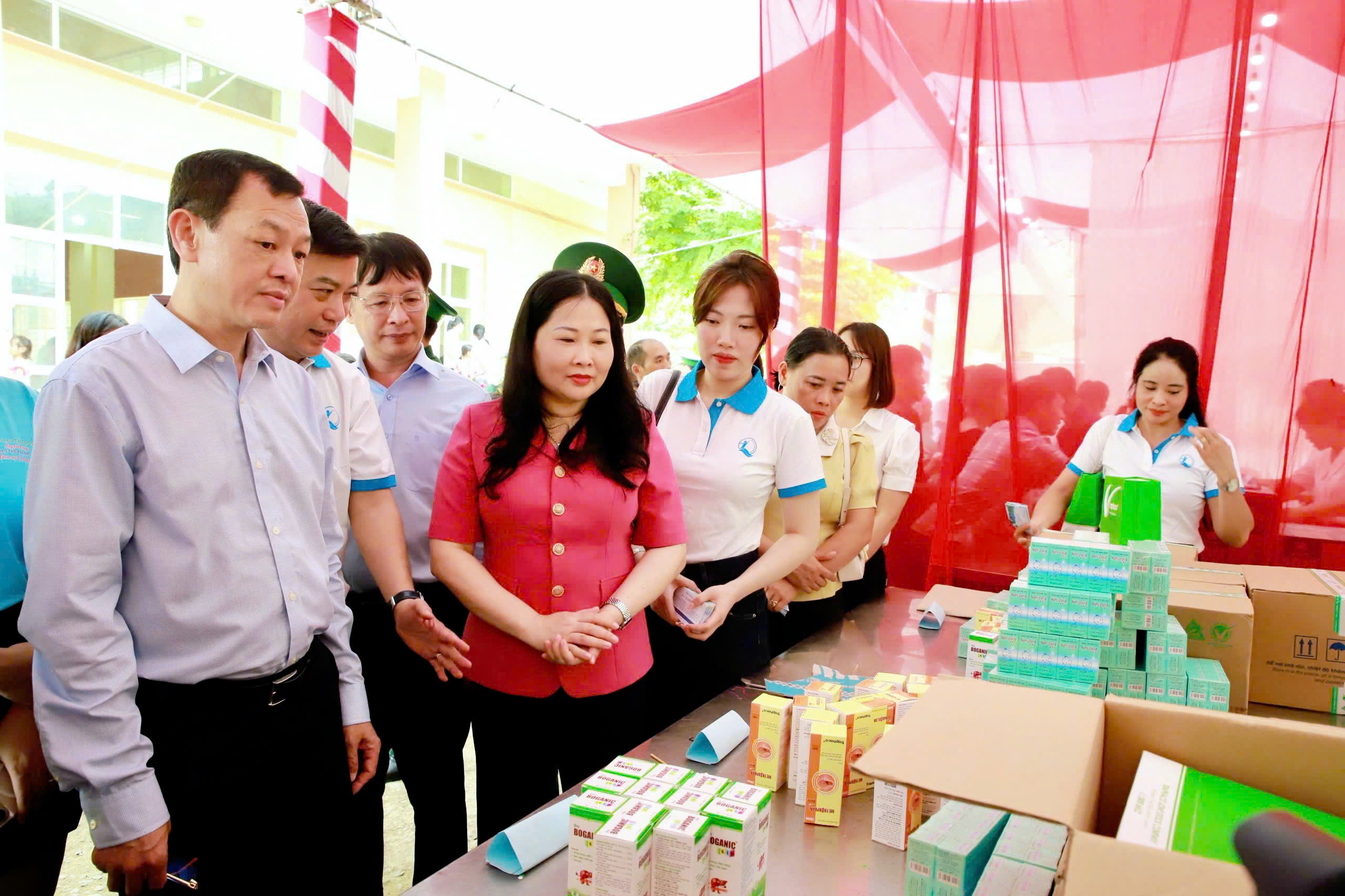 "Zero-Cost Market" for underprivileged children in Muong Khuong commune.