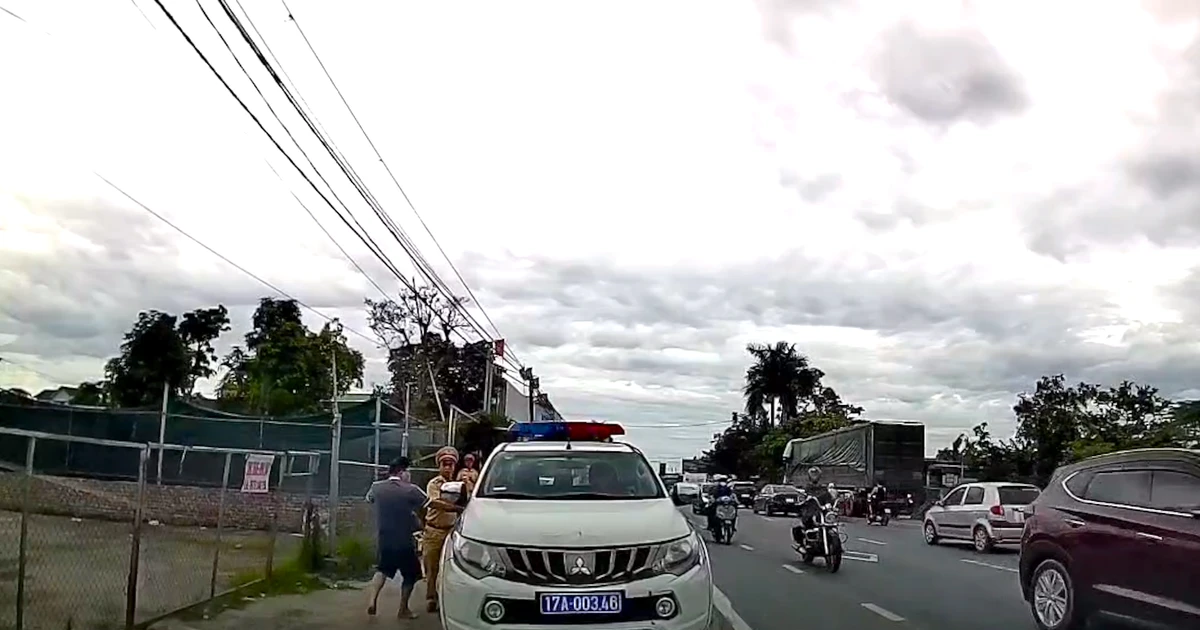 CSGT Hưng Yên dùng xe đặc chủng đưa bé trai co giật đi cấp cứu kịp thời