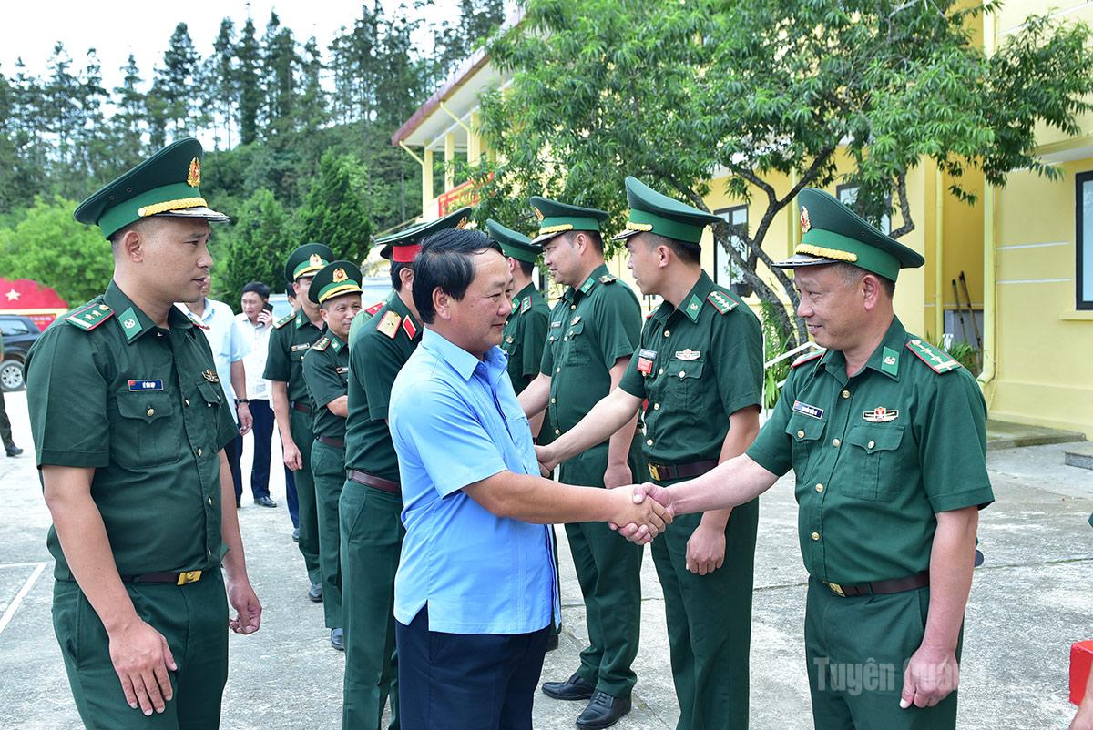 Đồng chí Bí thư Tỉnh ủy Hầu A Lềnh thăm, động viên, tặng quà lực lượng ...