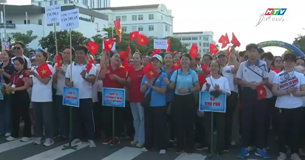 Over 1,500 people walked along the "National Flag Street" in Tan Thuan ...