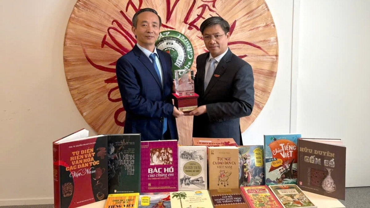 Spreading Vietnamese knowledge to the Vietnamese community in France ...