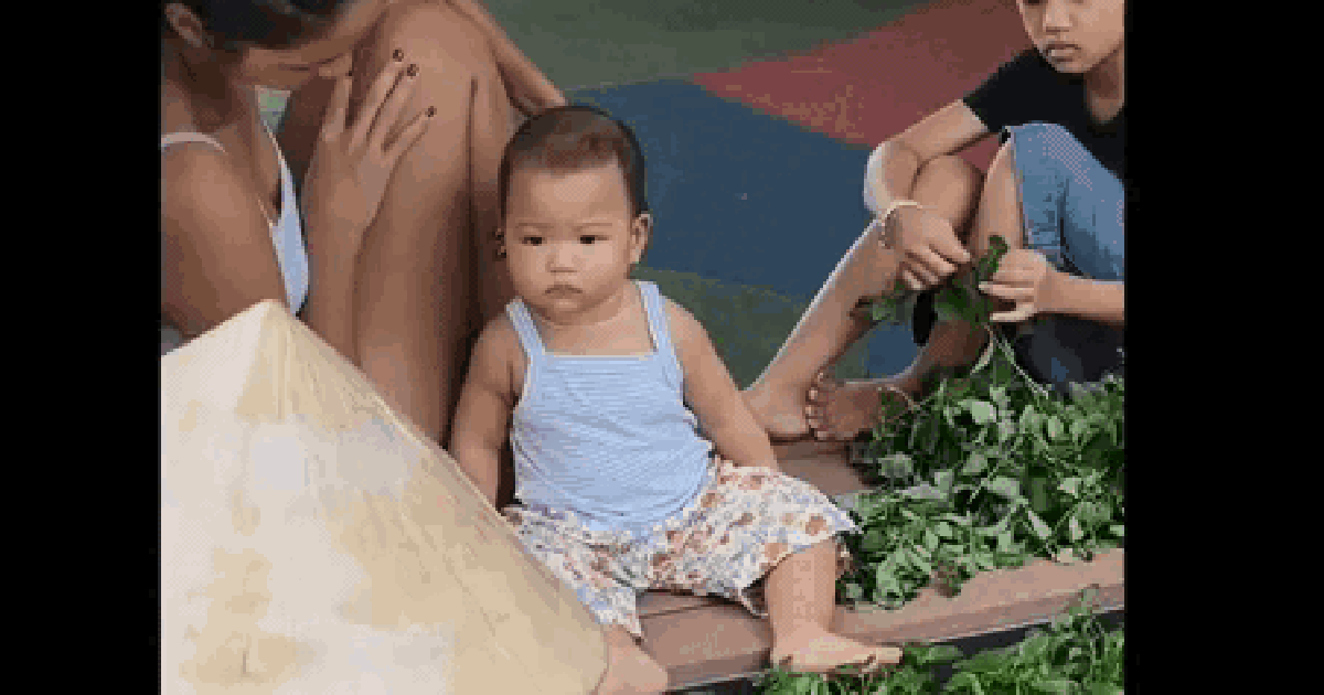 ลูกสาวของ H'Hen Niê สะกดใจแฟนๆ ด้วยสายตาที่ตั้งใจและท่าทาง "นางงามตัวน้อย"
