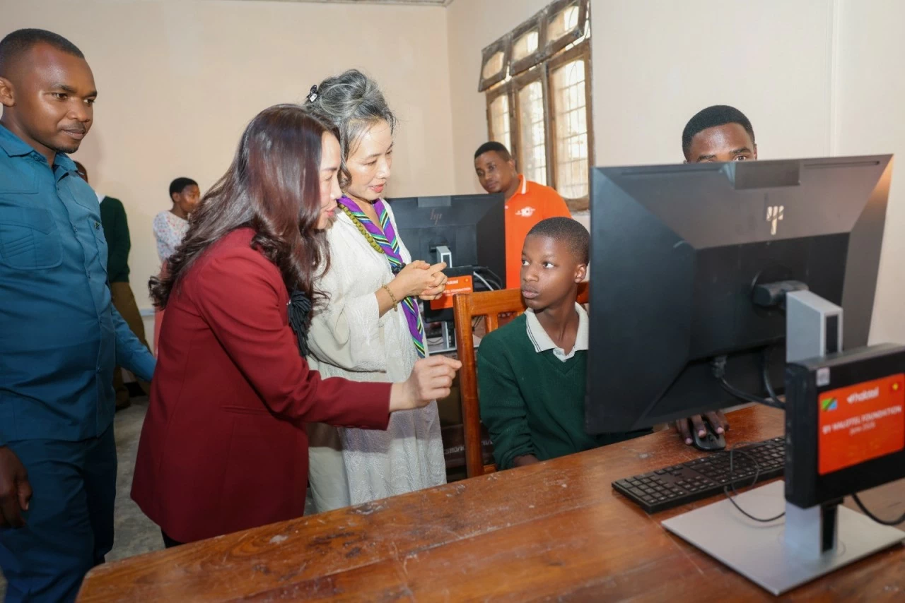 L'ambassadeur du Vietnam et Halotel ont offert une salle informatique à ...