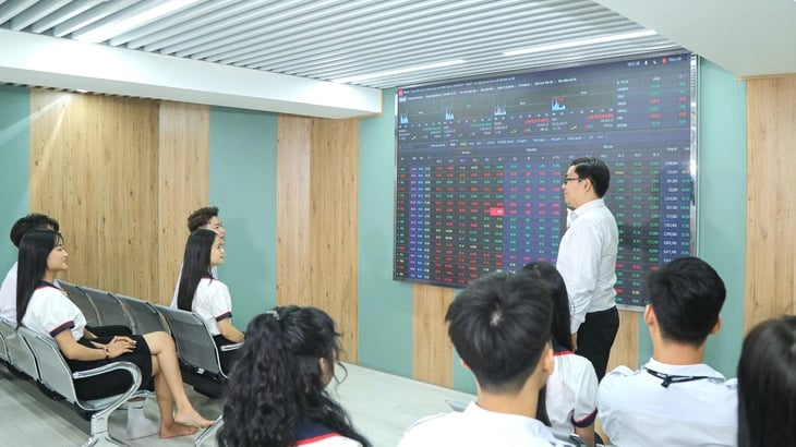 Trường đại học công lập Việt Nam đầu tiên đạt chuẩn kiểm định QAA của Anh