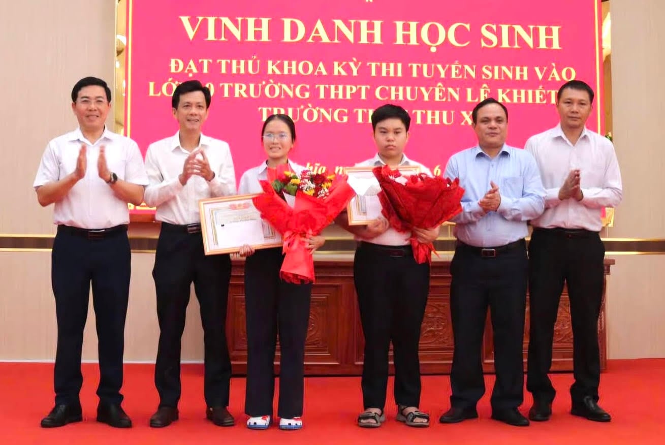 นักเรียนที่ได้คะแนนสูงสุดในการสอบเข้าชั้นมัธยมศึกษาปีที่ 4 ของโรงเรียน ...