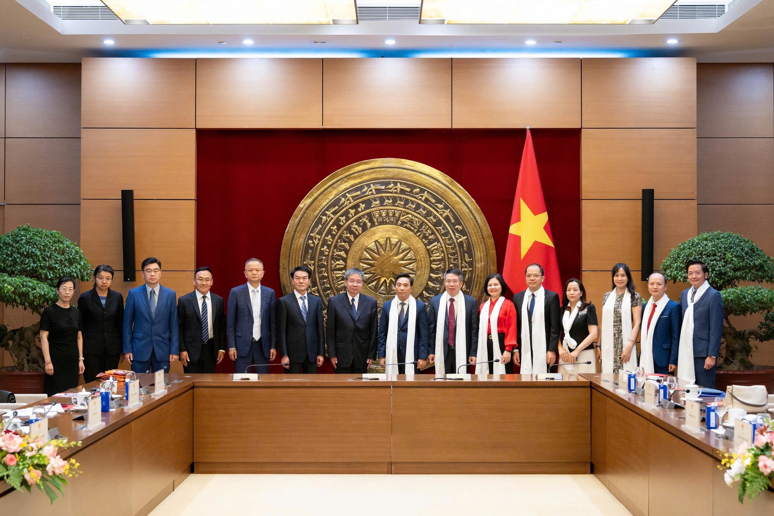 Vice Chairman of the National Assembly, Lieutenant General Nguyen Doan ...