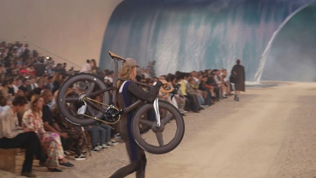 Louis Vuitton giới thiệu thời trang mới trên sàn catwalk như đi nghỉ Hè