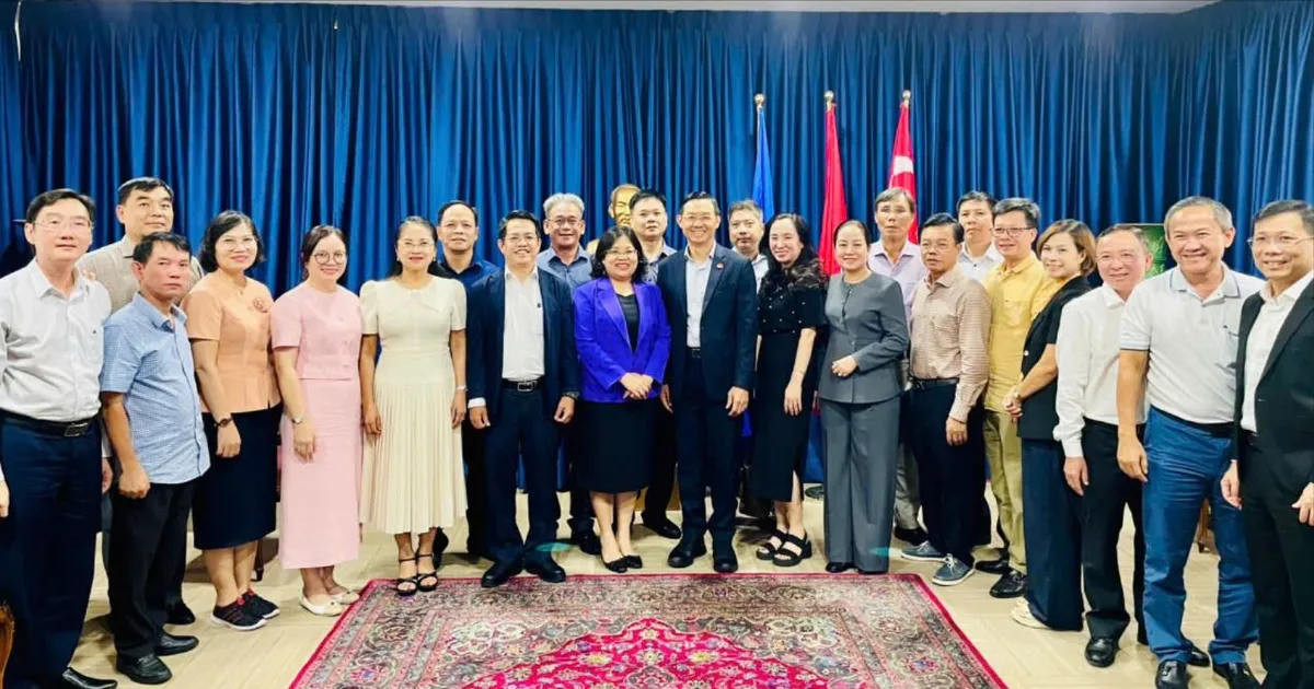 Une délégation de Hô Chi Minh-Ville visite l'ambassade du Vietnam à ...