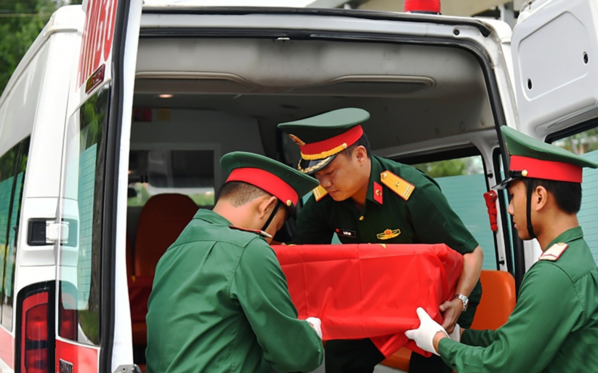 Can Tho hands over 670 samples of martyrs' remains for DNA testing.