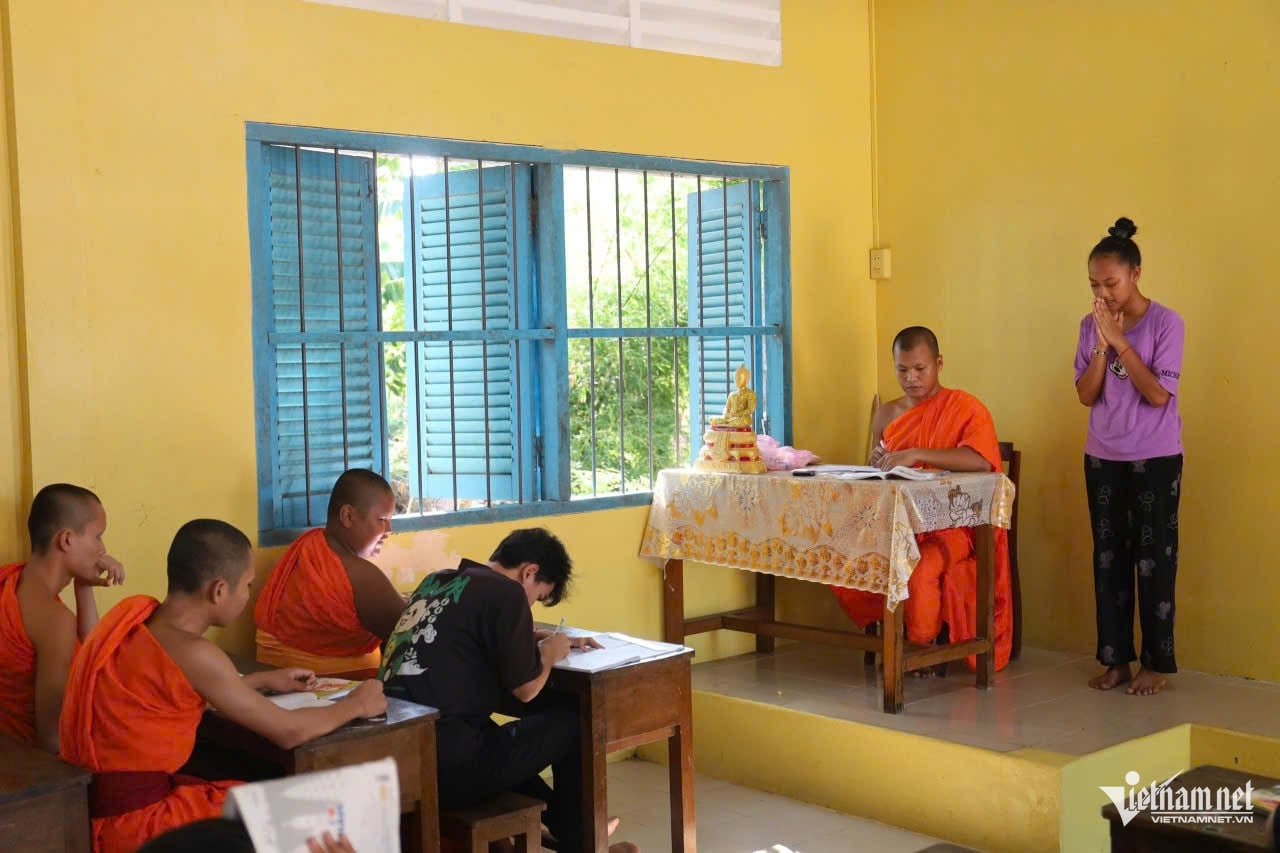 The beauty of Khmer temples: In summer, children go to the temples to ...