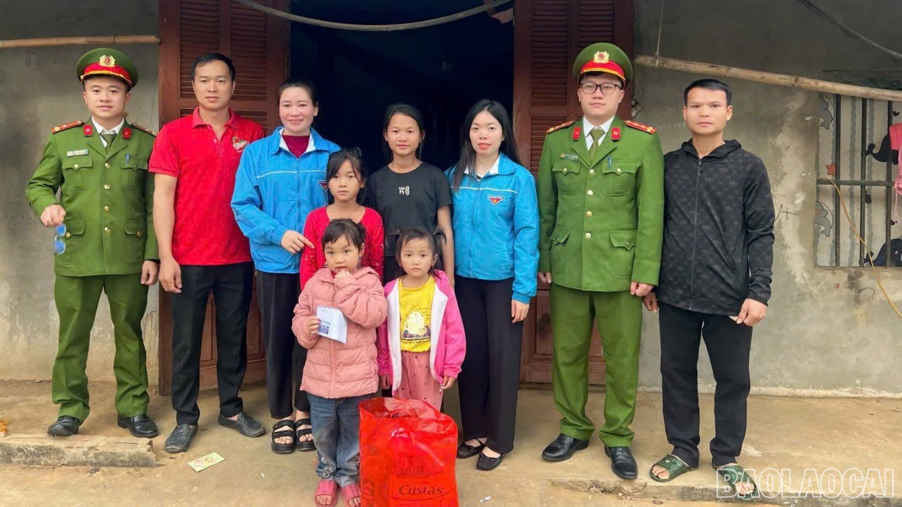 95 gift packages were distributed by the youth of Lien Son commune ...