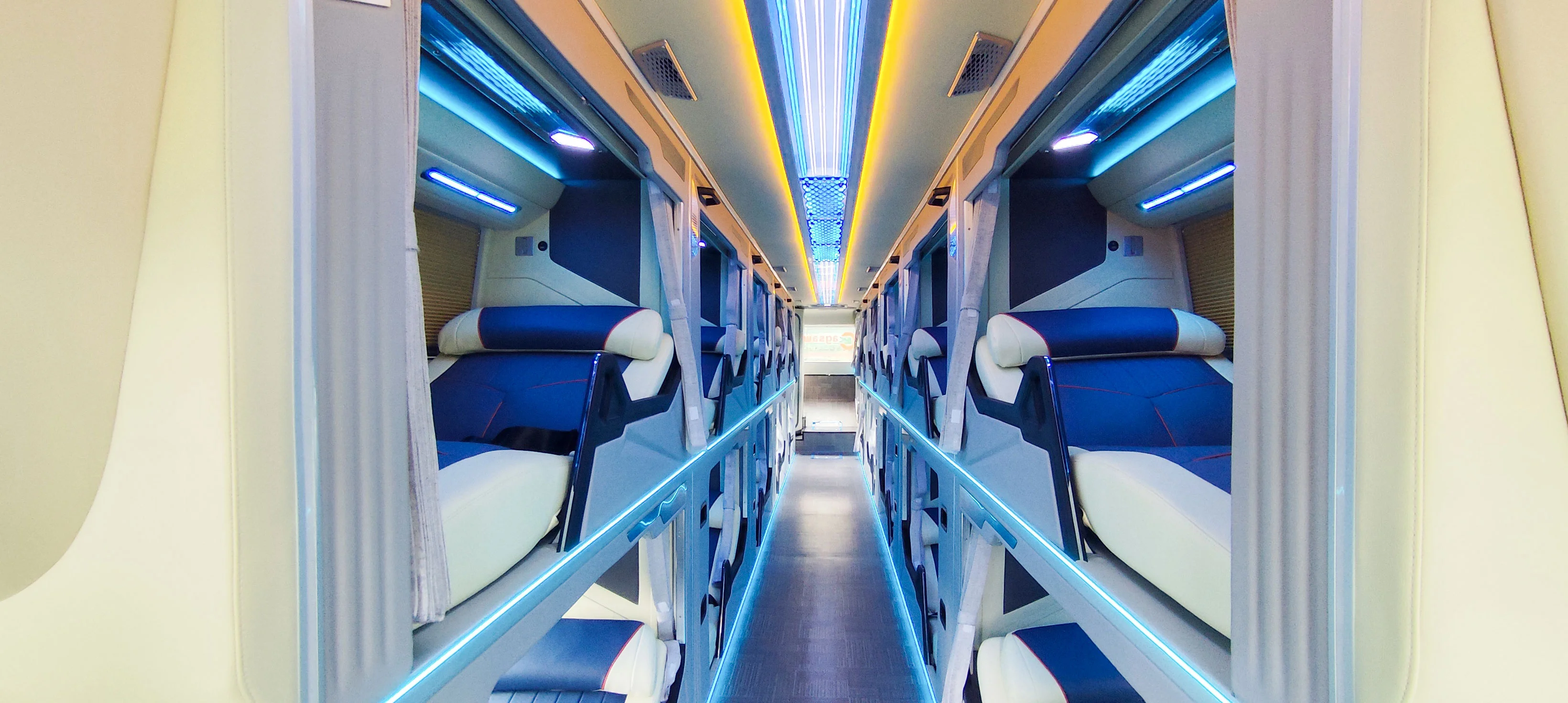 Xe bus giường nằm thương hiệu THACO đầu tiên xuất khẩu sang thị trường ...