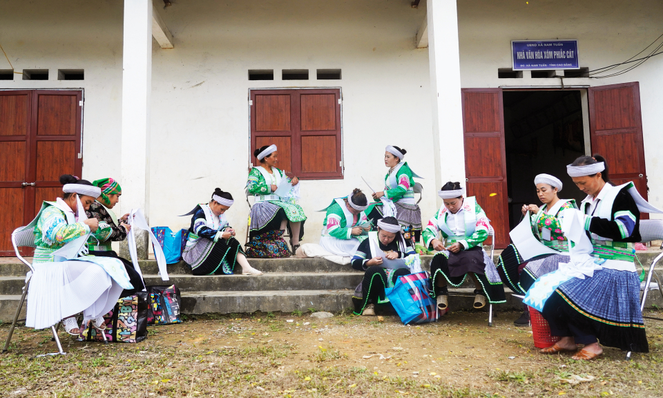 La beauté traditionnelle du peuple Hmong à Phjac Cat - Cao Bang Online ...