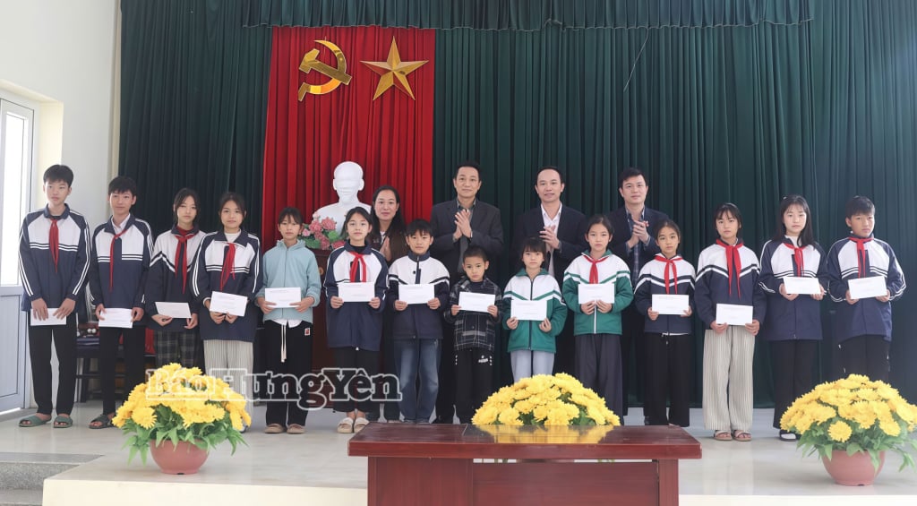 Local authorities are giving gifts to students from disadvantaged ...