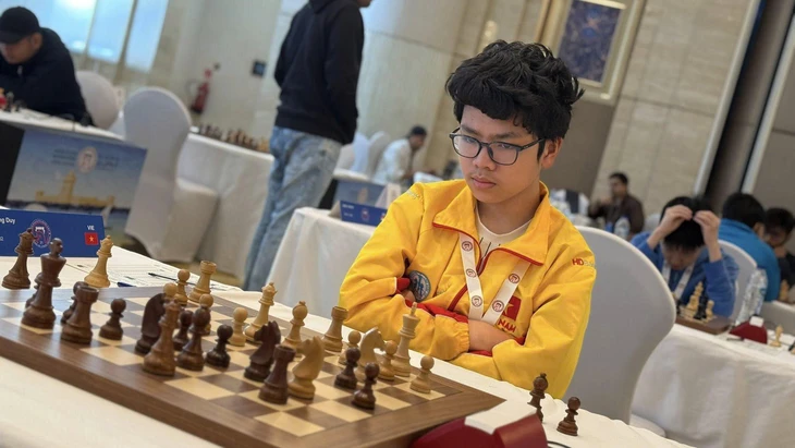 A brilliant move by a 14-year-old Vietnamese chess player defeats the ...