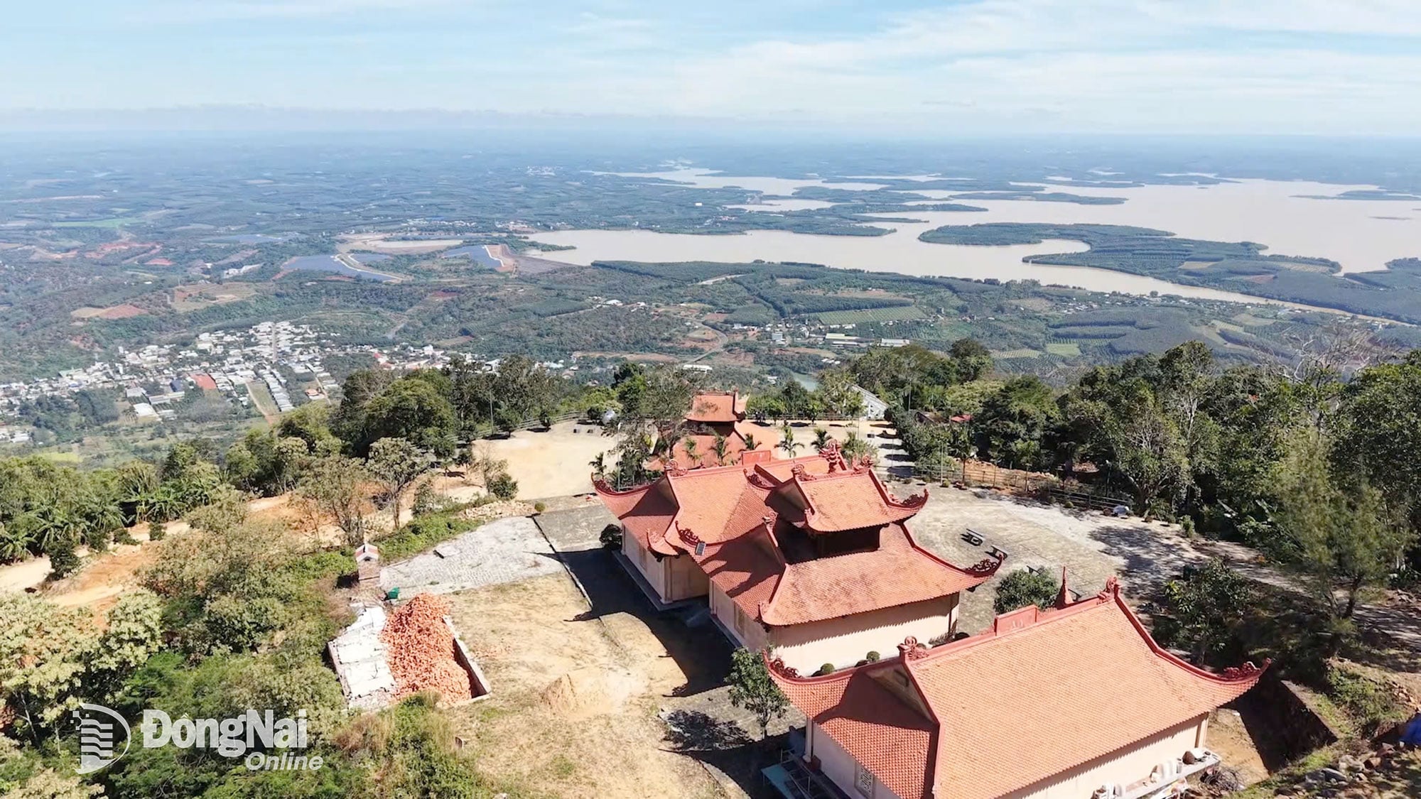 Impressive check-in spots during the 31st "Conquering Ba Ra Peak" Cross ...