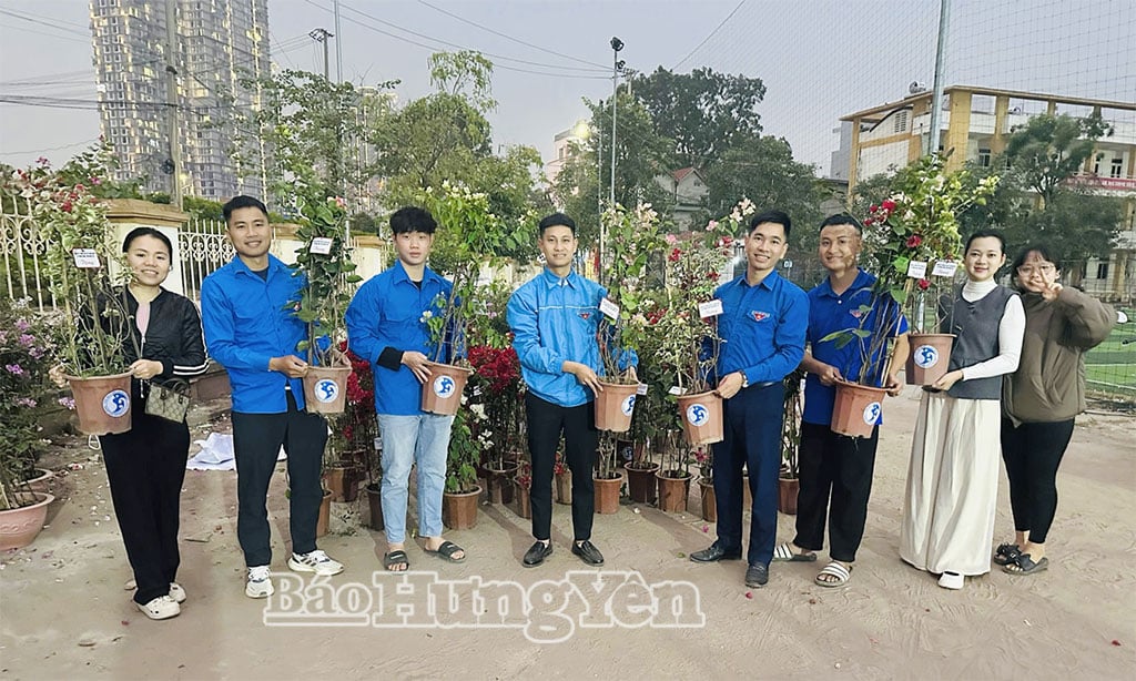 풍꽁 면 청년 연합은 쯔엉사 군도와 DK1 플랫폼에 주둔하는 장교와 병사들에게 부겐빌레아 묘목 150그루를 기증했습니다.