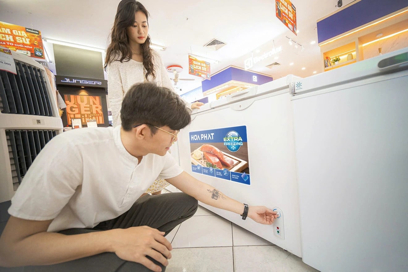 The Hòa Phát freezer with 67mm thick insulation was chosen by the shop ...