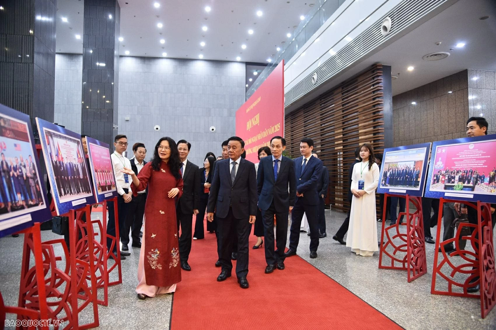 Politburo member and Standing Committee Secretary Tran Cam Tu attended the Conference ...
