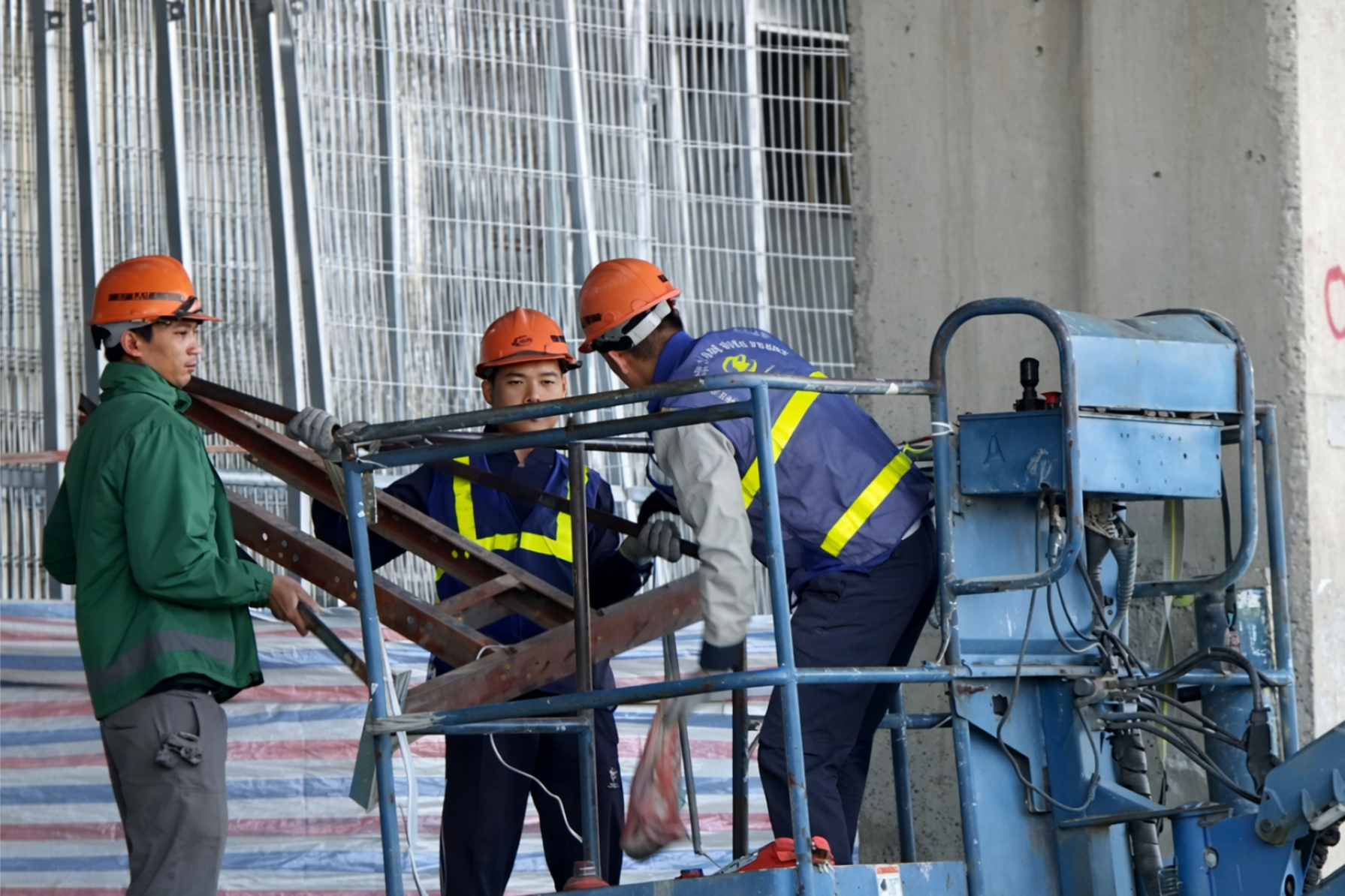 240 workers continued construction of the Cat Bi Cargo Terminal ...