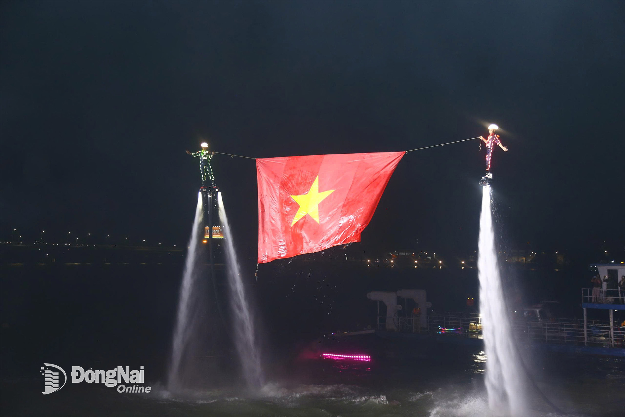 Miles de personas presenciaron una actuación de flyboard en el barrio ...