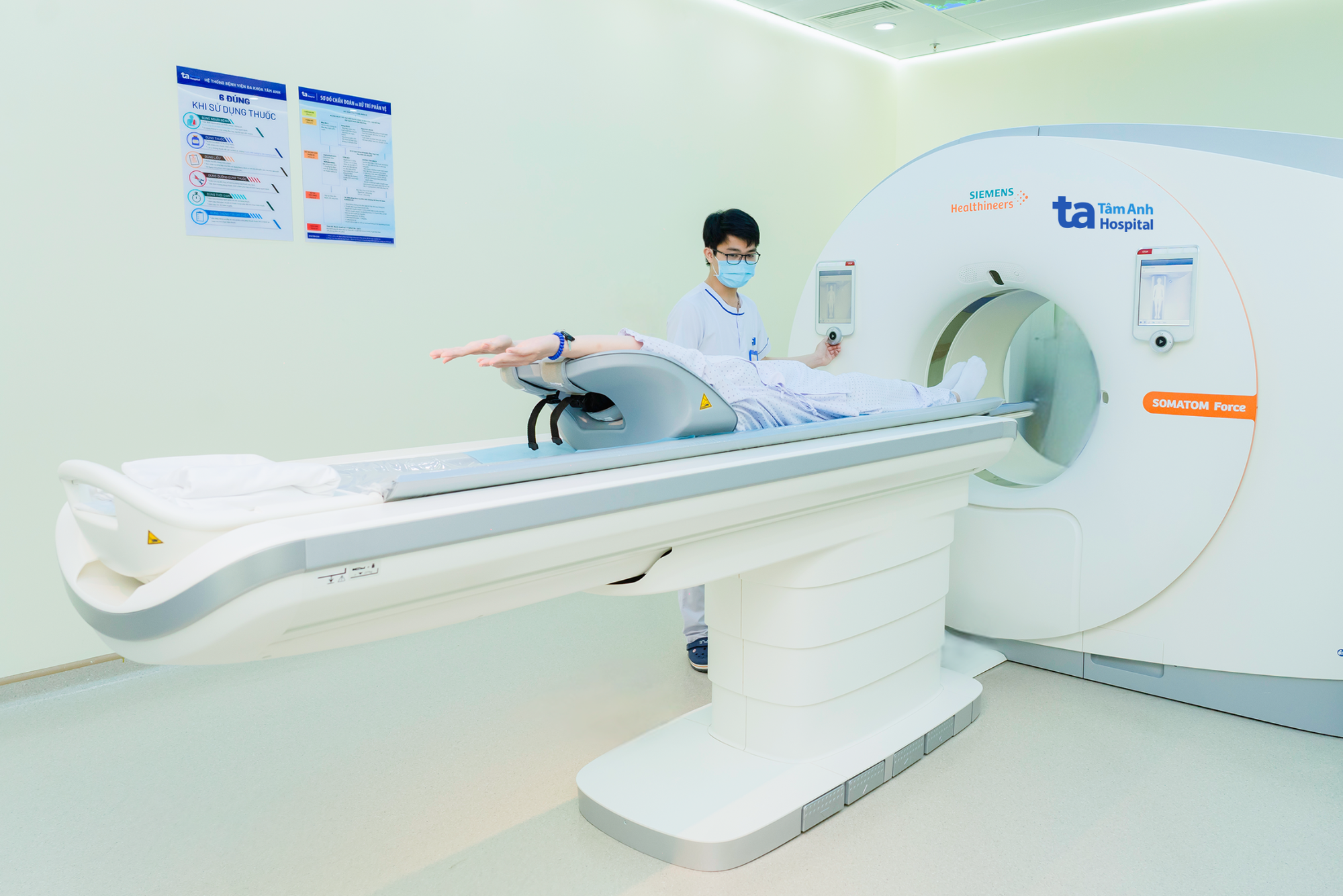 Tam Anh General Hospital använder en "super-CT-maskin" för att välkomna ...