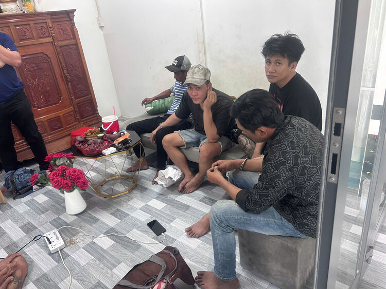 La police de la commune de Thanh Loc a surpris cinq individus en ...
