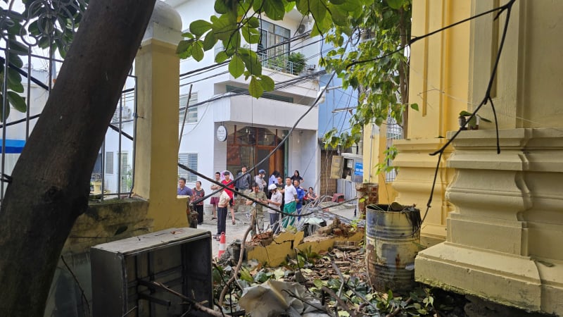 Crane collapses, causing the fence around the Da Nang Cham Sculpture ...