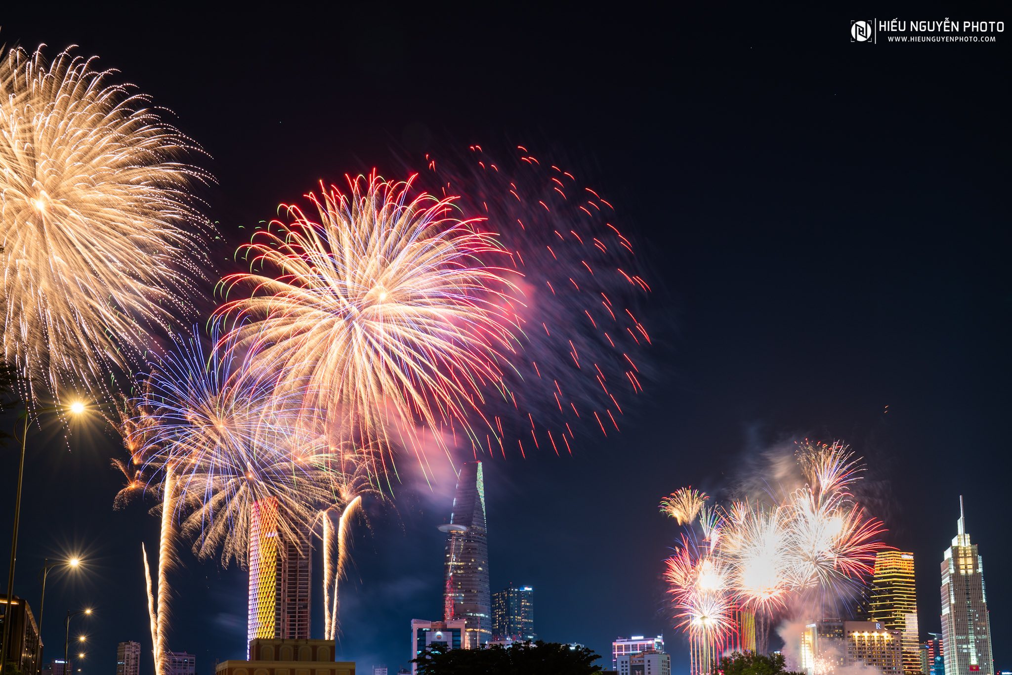 Tonight, Ho Chi Minh City will have fireworks displays at four ...