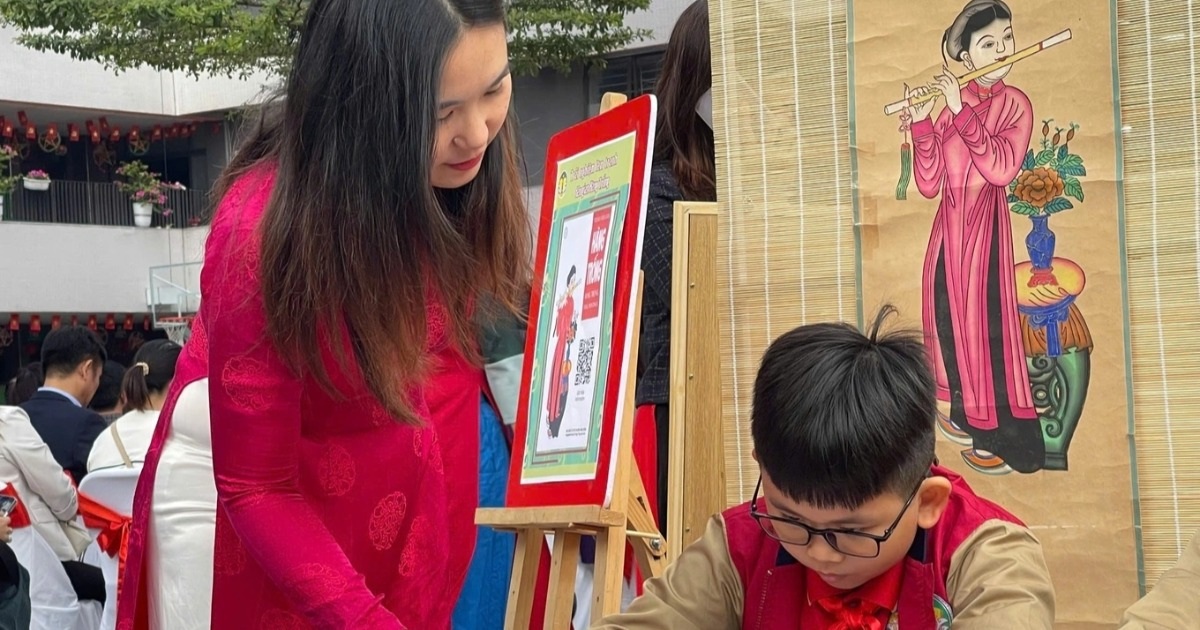 High school teachers in Hanoi anxiously await Tet bonuses according to ...