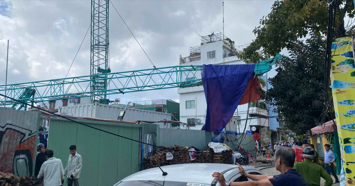 Construction crane collapses in the heart of Da Nang city.