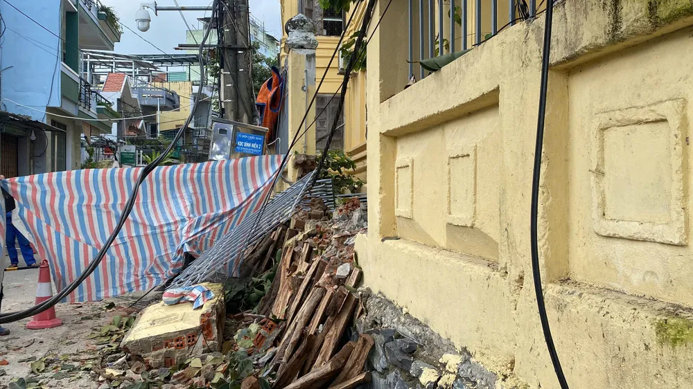 Construction crane collapses in the heart of Da Nang city.