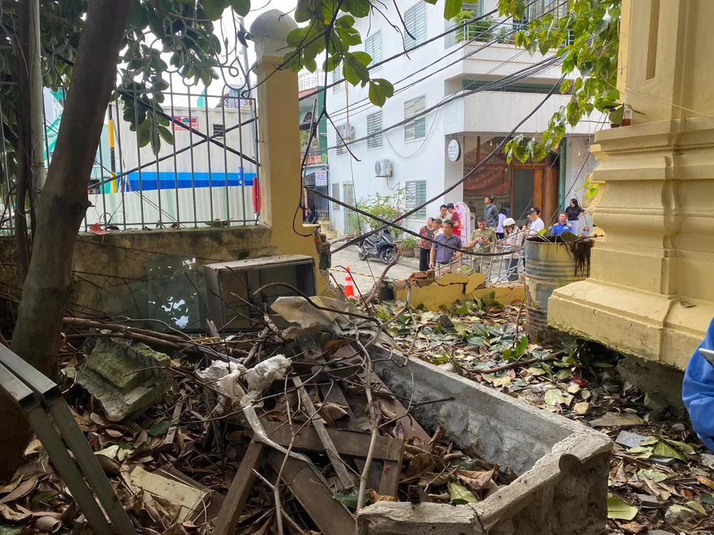 Construction crane collapses in the heart of Da Nang city.