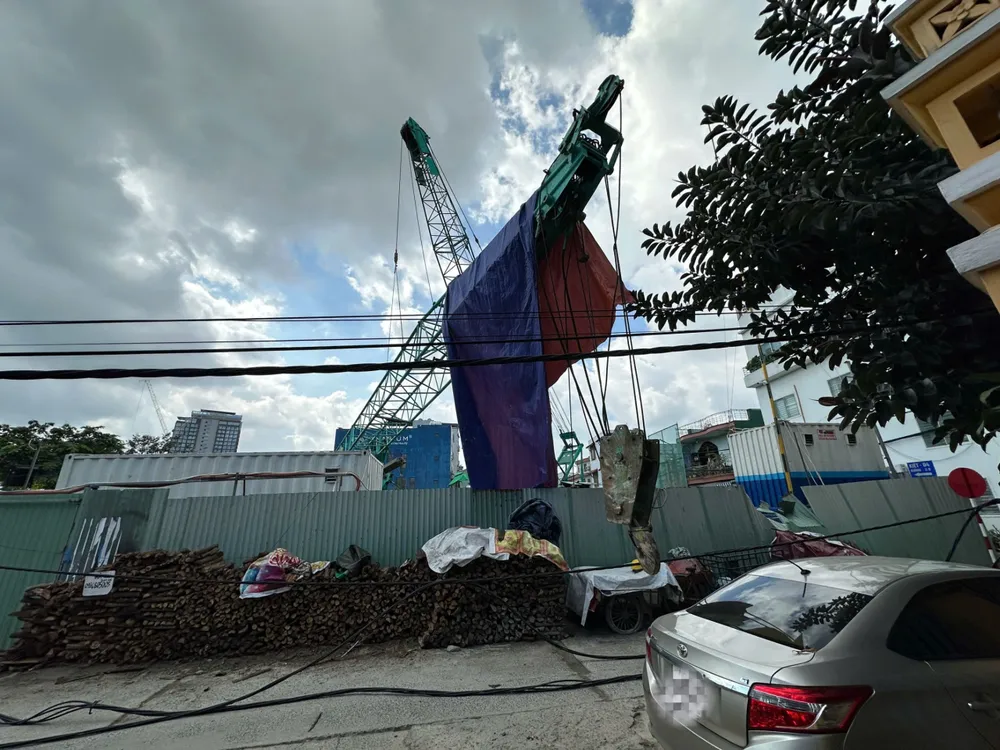 Construction crane collapses in the heart of Da Nang city.