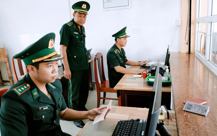 Border guards are responsible at the Ha Tien International Border Gate.